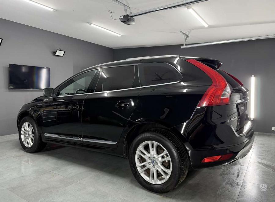 Black Volvo XC60 2013 in Utena, with an engine capacity of 2.40 L and mileage of 308 thousand km for 12250 €, photo 5 on AUTOMOTO.COM.LV