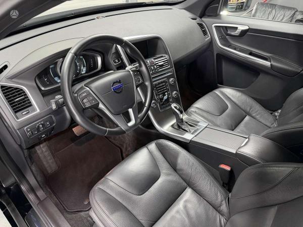 Black Volvo XC60 2013 in Utena, with an engine capacity of 2.40 L and mileage of 308 thousand km for 12250 €, photo 6 on AUTOMOTO.COM.LV