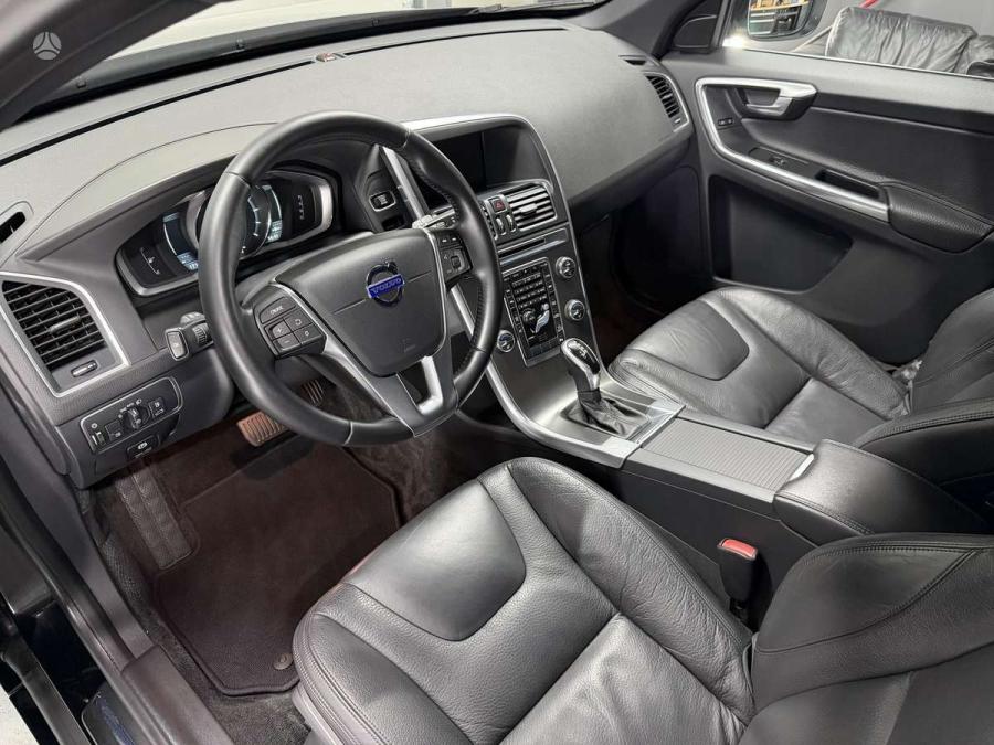 Black Volvo XC60 2013 in Utena, with an engine capacity of 2.40 L and mileage of 308 thousand km for 12250 €, photo 6 on AUTOMOTO.COM.LV