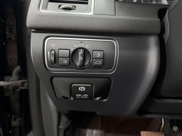 Black Volvo XC60 2013 in Utena, with an engine capacity of 2.40 L and mileage of 308 thousand km for 12250 €, photo 9 on AUTOMOTO.COM.LV
