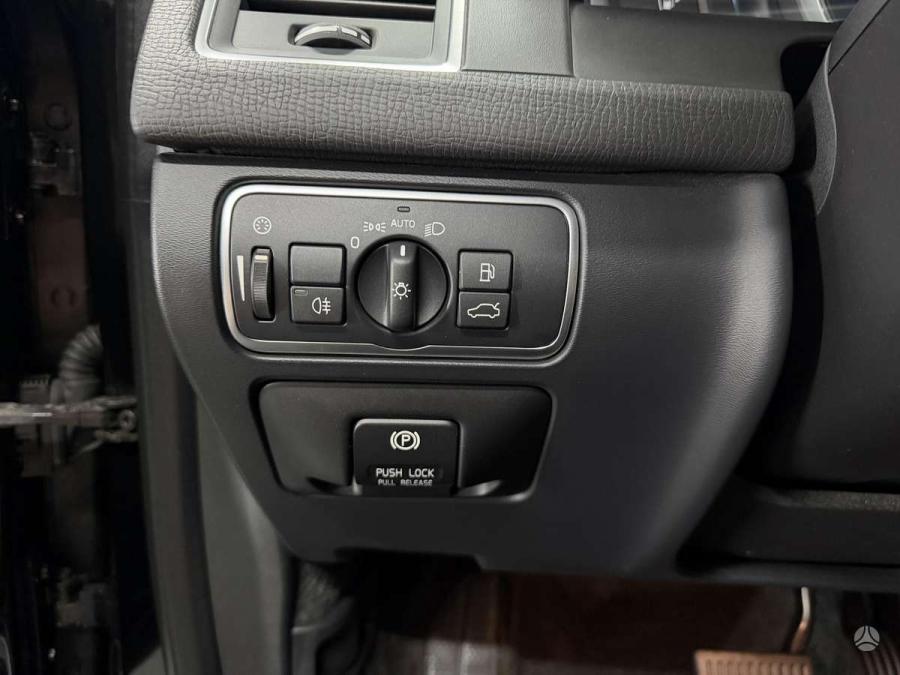 Black Volvo XC60 2013 in Utena, with an engine capacity of 2.40 L and mileage of 308 thousand km for 12250 €, photo 9 on AUTOMOTO.COM.LV