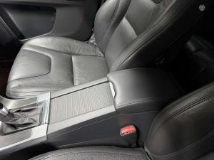 Black Volvo XC60 2013 in Utena, with an engine capacity of 2.40 L and mileage of 308 thousand km for 12250 €, photo 16 on AUTOMOTO.COM.LV