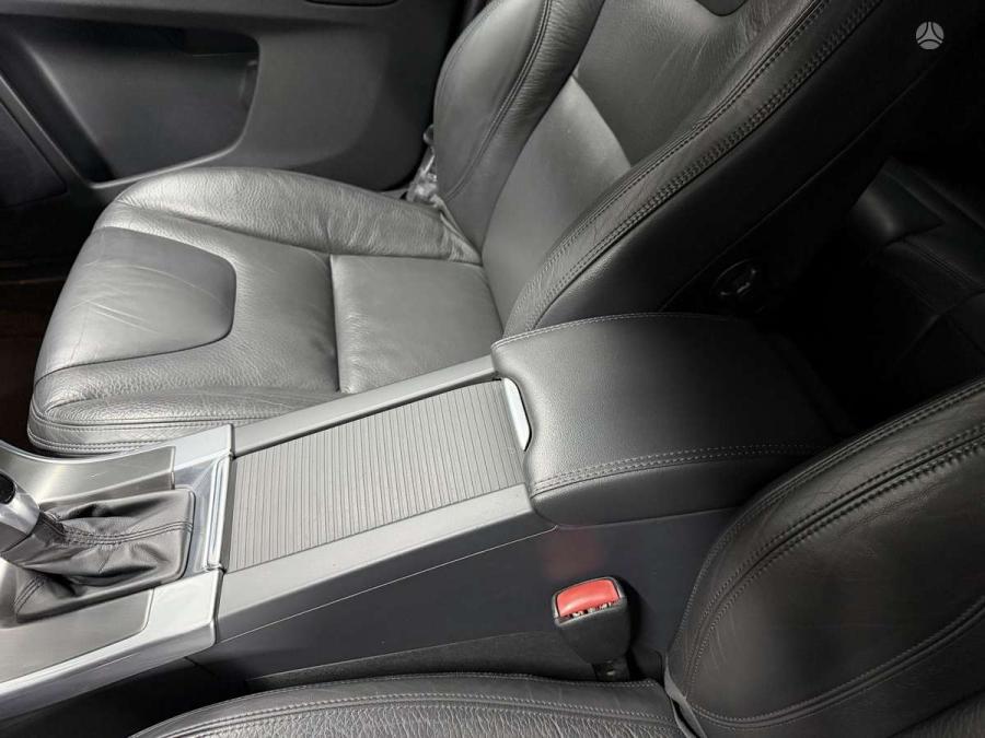 Black Volvo XC60 2013 in Utena, with an engine capacity of 2.40 L and mileage of 308 thousand km for 12250 €, photo 16 on AUTOMOTO.COM.LV