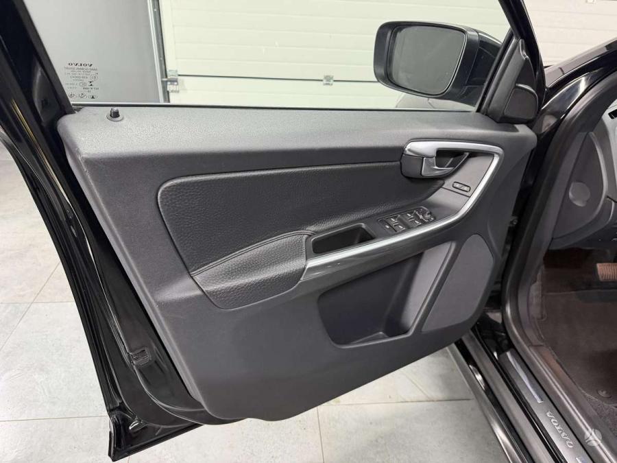 Black Volvo XC60 2013 in Utena, with an engine capacity of 2.40 L and mileage of 308 thousand km for 12250 €, photo 18 on AUTOMOTO.COM.LV