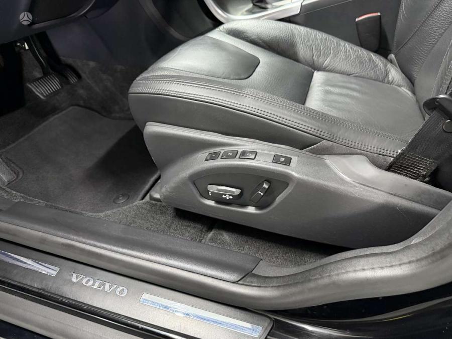 Black Volvo XC60 2013 in Utena, with an engine capacity of 2.40 L and mileage of 308 thousand km for 12250 €, photo 20 on AUTOMOTO.COM.LV