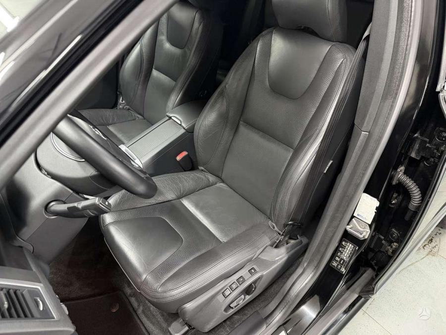 Black Volvo XC60 2013 in Utena, with an engine capacity of 2.40 L and mileage of 308 thousand km for 12250 €, photo 21 on AUTOMOTO.COM.LV