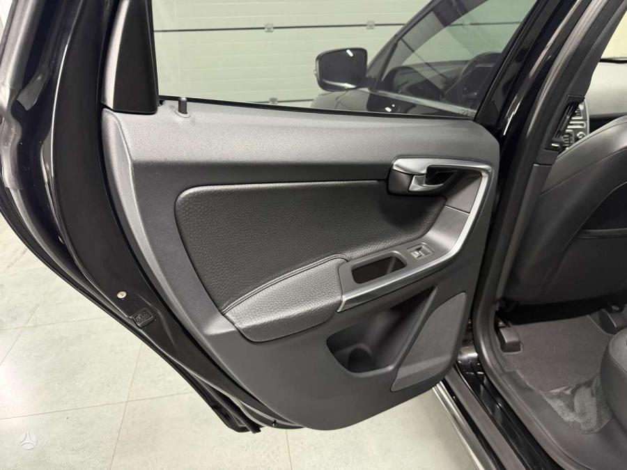Black Volvo XC60 2013 in Utena, with an engine capacity of 2.40 L and mileage of 308 thousand km for 12250 €, photo 22 on AUTOMOTO.COM.LV