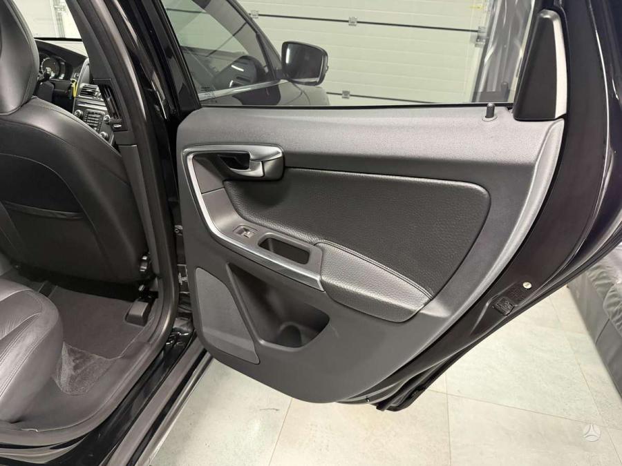 Black Volvo XC60 2013 in Utena, with an engine capacity of 2.40 L and mileage of 308 thousand km for 12250 €, photo 24 on AUTOMOTO.COM.LV