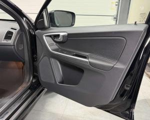 Black Volvo XC60 2013 in Utena, with an engine capacity of 2.40 L and mileage of 308 thousand km for 12250 €, photo 26 on AUTOMOTO.COM.LV