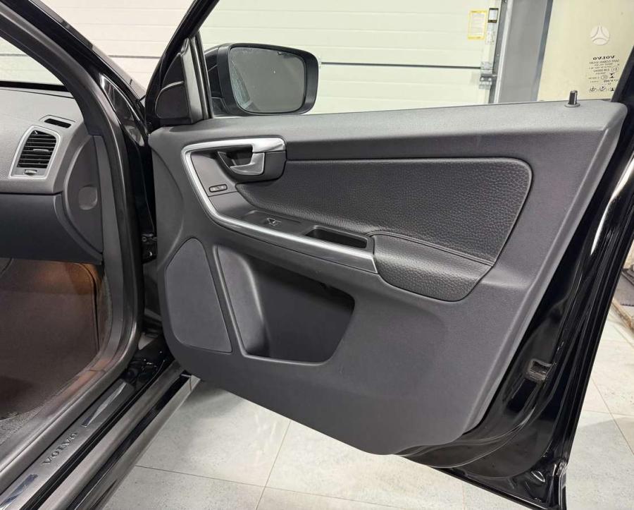 Black Volvo XC60 2013 in Utena, with an engine capacity of 2.40 L and mileage of 308 thousand km for 12250 €, photo 26 on AUTOMOTO.COM.LV