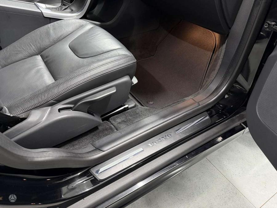 Black Volvo XC60 2013 in Utena, with an engine capacity of 2.40 L and mileage of 308 thousand km for 12250 €, photo 27 on AUTOMOTO.COM.LV