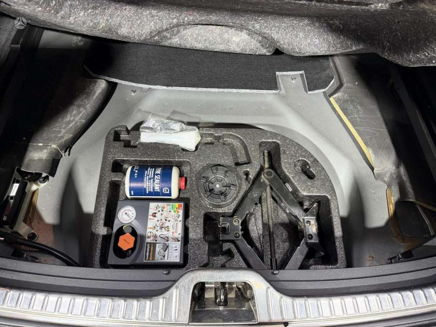 Black Volvo XC60 2013 in Utena, with an engine capacity of 2.40 L and mileage of 308 thousand km for 12250 €, photo 31 on AUTOMOTO.COM.LV