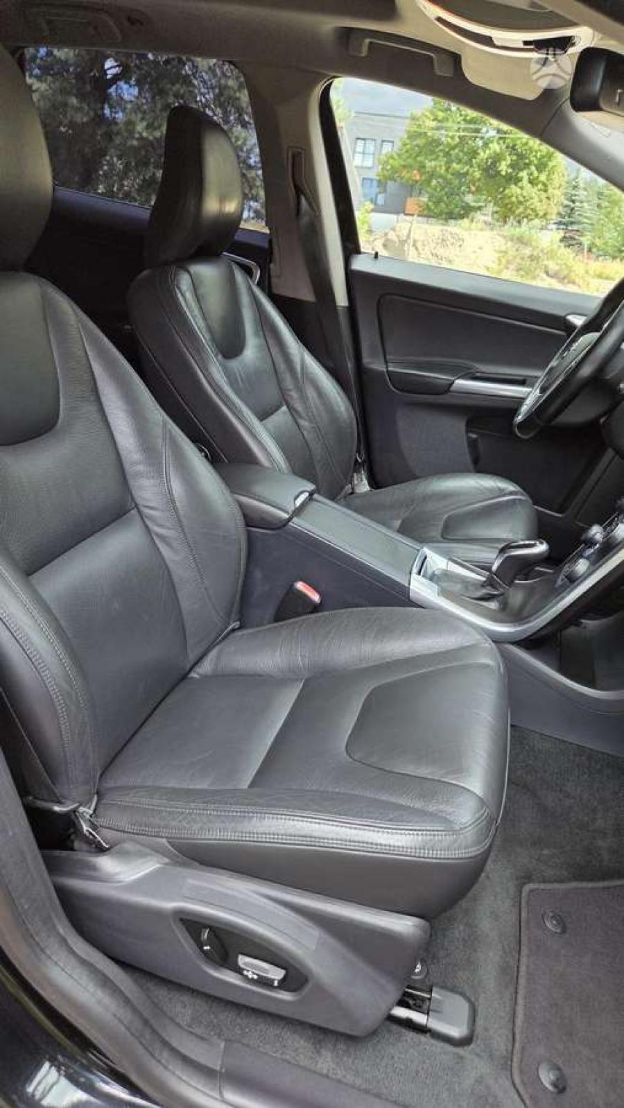Black Volvo XC60 2013 in Kaunas, with an engine capacity of 2.40 L and mileage of 238 thousand km for 13100 €, photo 18 on AUTOMOTO.COM.LV