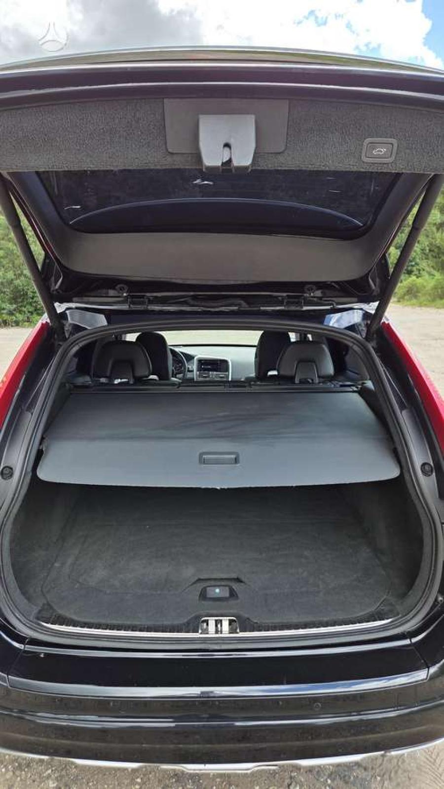 Black Volvo XC60 2013 in Kaunas, with an engine capacity of 2.40 L and mileage of 238 thousand km for 13100 €, photo 19 on AUTOMOTO.COM.LV