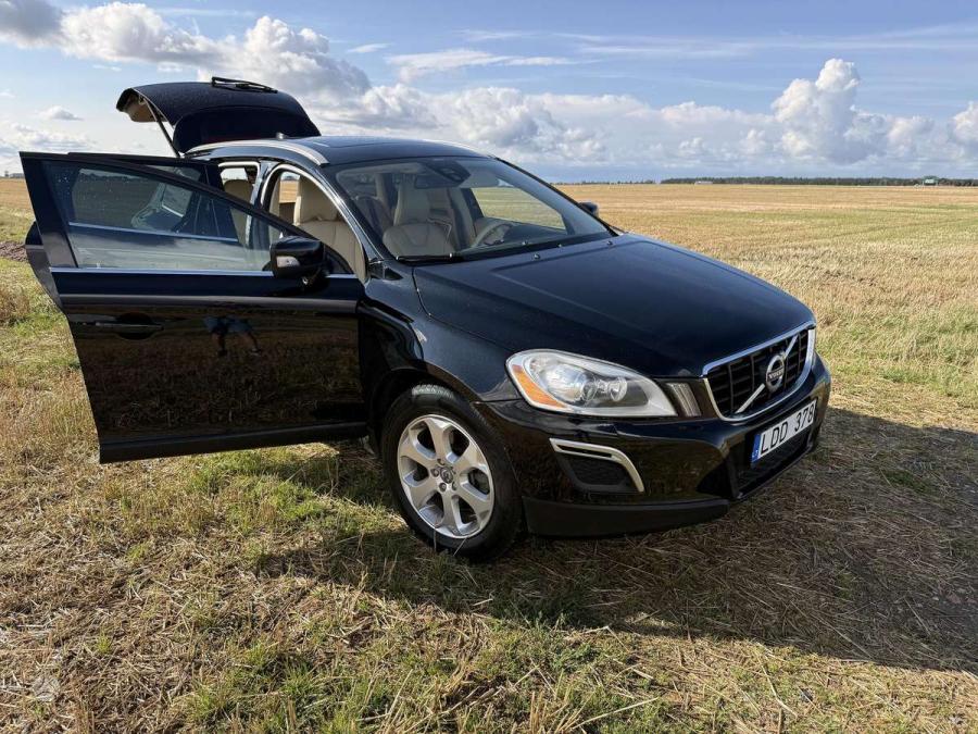 Black Volvo XC60 2013 in Marijampole, with an engine capacity of 3.19 L and mileage of 165 thousand km for 8399 €, photo 5 on AUTOMOTO.COM.LV
