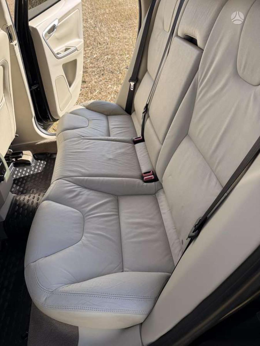 Black Volvo XC60 2013 in Marijampole, with an engine capacity of 3.19 L and mileage of 165 thousand km for 8399 €, photo 22 on AUTOMOTO.COM.LV