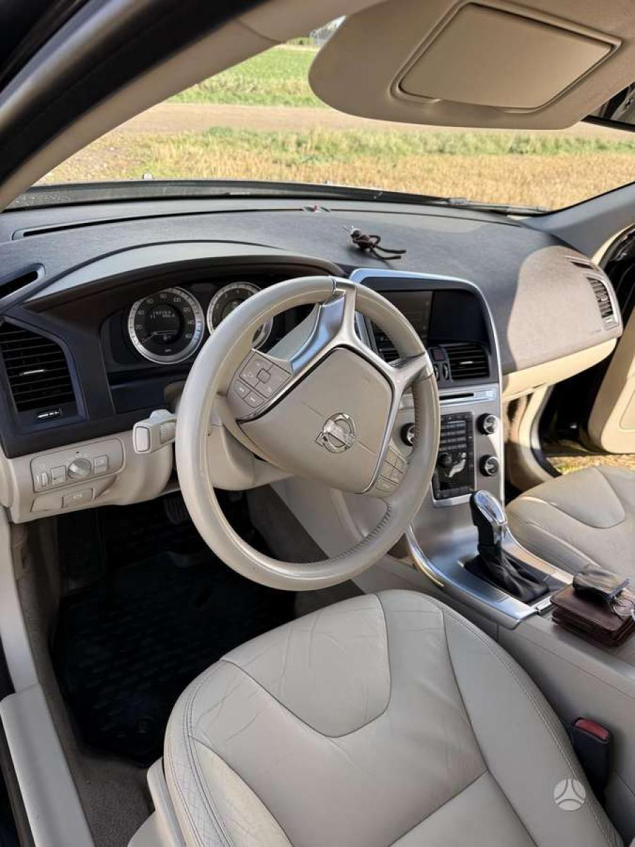 Black Volvo XC60 2013 in Marijampole, with an engine capacity of 3.19 L and mileage of 165 thousand km for 8399 €, photo 24 on AUTOMOTO.COM.LV