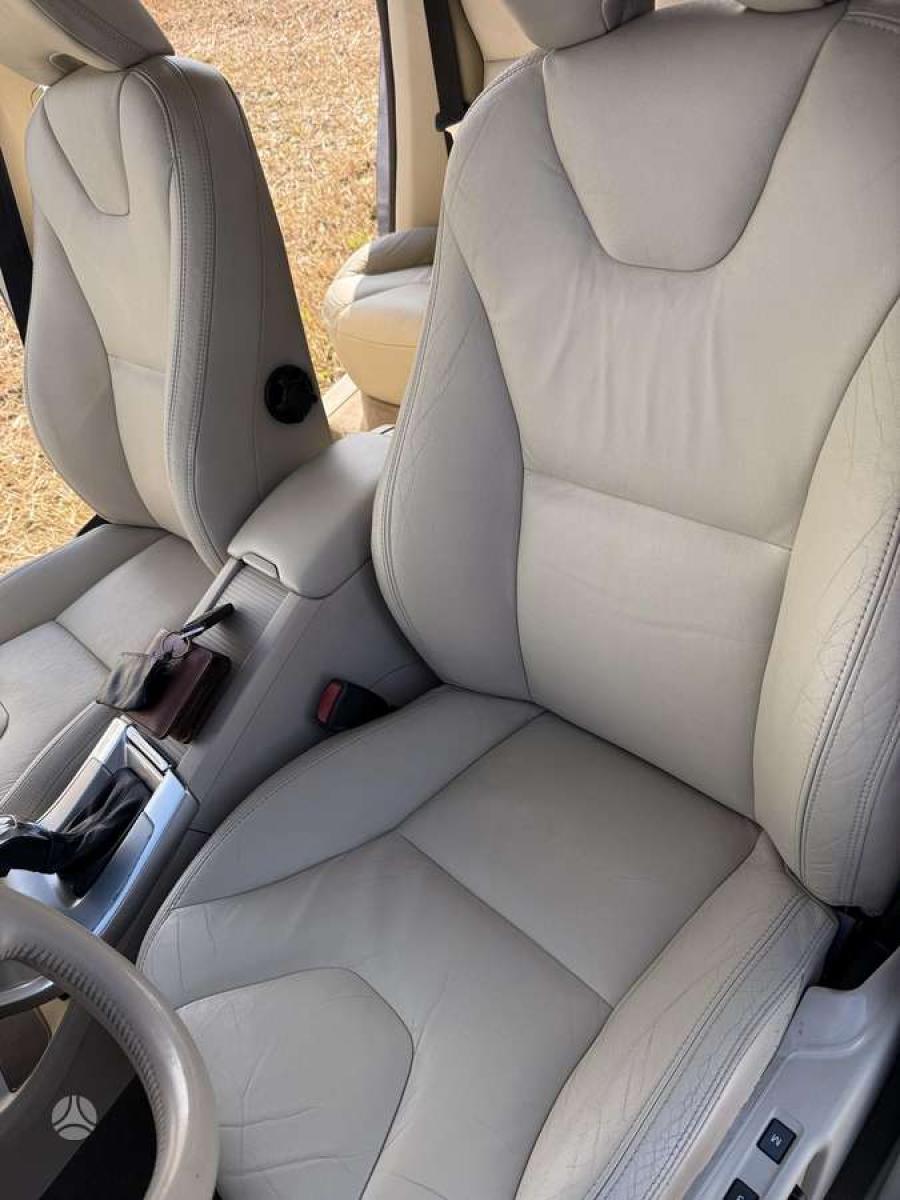 Black Volvo XC60 2013 in Marijampole, with an engine capacity of 3.19 L and mileage of 165 thousand km for 8399 €, photo 25 on AUTOMOTO.COM.LV
