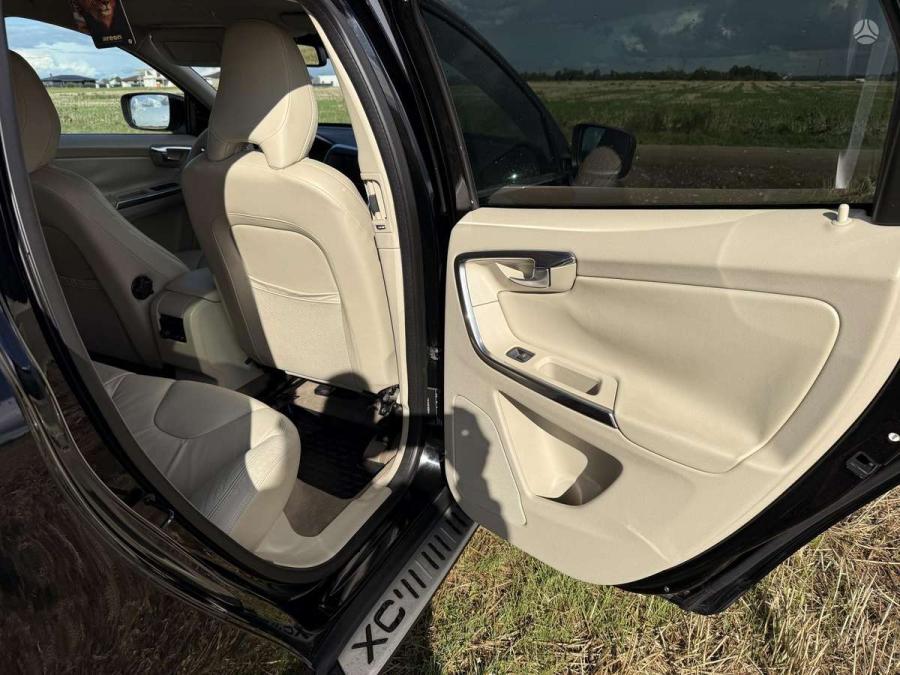Black Volvo XC60 2013 in Marijampole, with an engine capacity of 3.19 L and mileage of 165 thousand km for 8399 €, photo 30 on AUTOMOTO.COM.LV