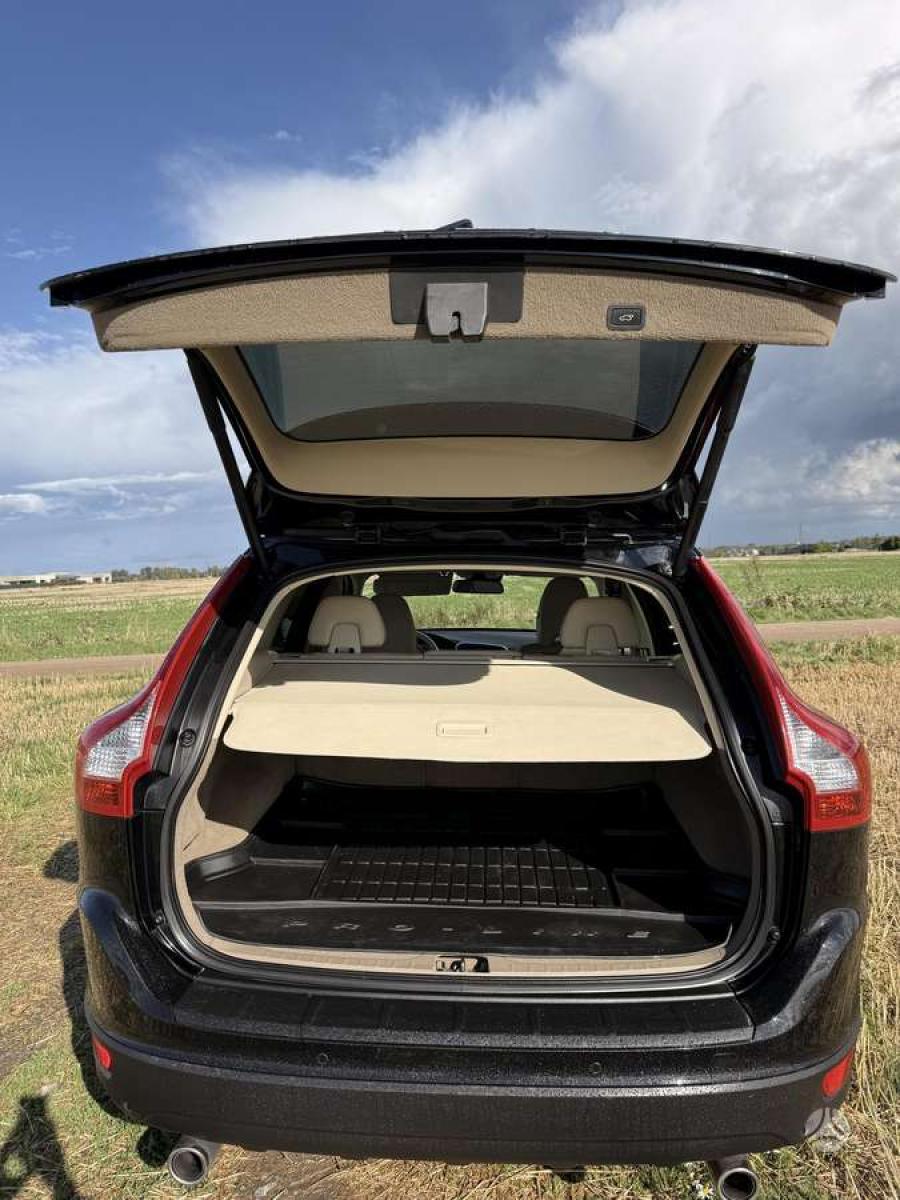 Black Volvo XC60 2013 in Marijampole, with an engine capacity of 3.19 L and mileage of 165 thousand km for 8399 €, photo 32 on AUTOMOTO.COM.LV