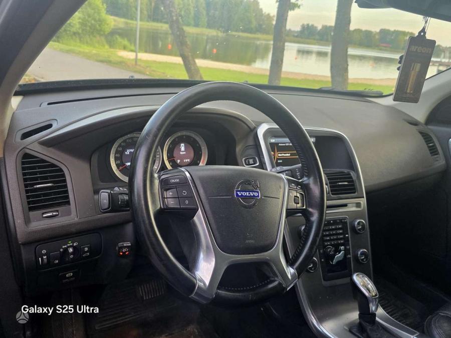 Melns Volvo XC60 2013 Viļņa, ar dzinēja tilpumu 3.00 L un nobraukumu 275 tūkst. km par 8500 €, foto 4 vietnē AUTOMOTO.COM.LV