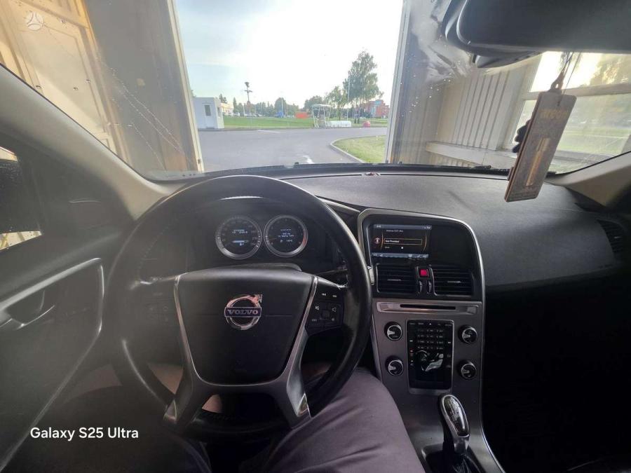 Melns Volvo XC60 2013 Viļņa, ar dzinēja tilpumu 3.00 L un nobraukumu 275 tūkst. km par 8500 €, foto 12 vietnē AUTOMOTO.COM.LV