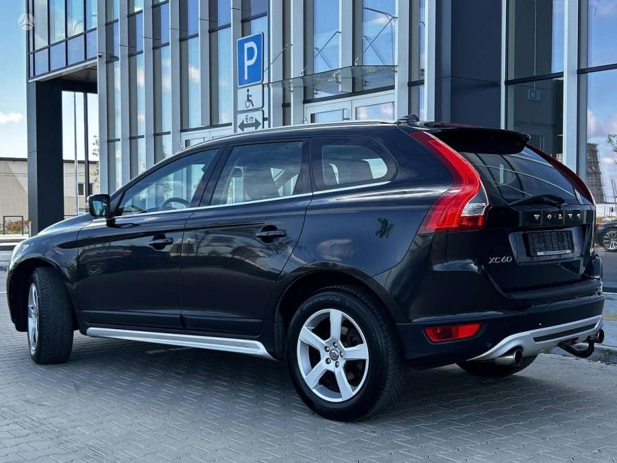 Melns Volvo XC60 2013 Viļņa, ar dzinēja tilpumu 2.00 L un nobraukumu 281 tūkst. km par 8199 €, foto 4 vietnē AUTOMOTO.COM.LV