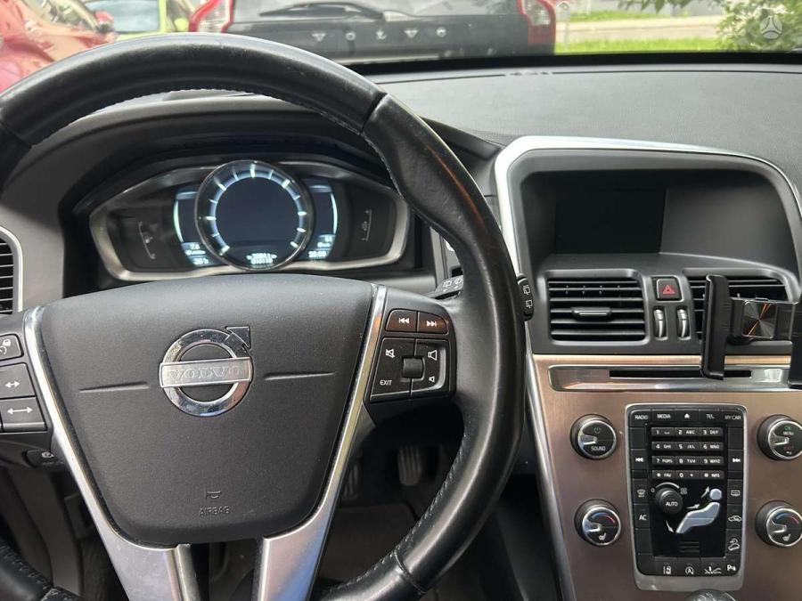 Black Volvo XC60 2013 in Trakai, with an engine capacity of 2.40 L and mileage of 306 thousand km for 12200 €, photo 4 on AUTOMOTO.COM.LV