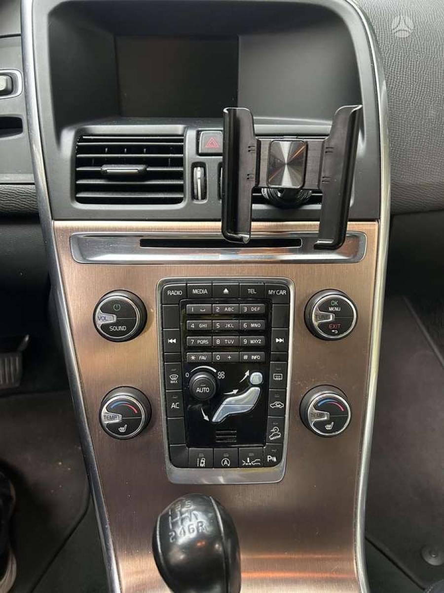 Black Volvo XC60 2013 in Trakai, with an engine capacity of 2.40 L and mileage of 306 thousand km for 12200 €, photo 5 on AUTOMOTO.COM.LV