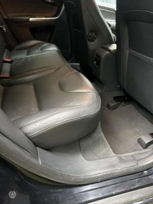 Black Volvo XC60 2013 in Trakai, with an engine capacity of 2.40 L and mileage of 306 thousand km for 12200 €, photo 6 on AUTOMOTO.COM.LV