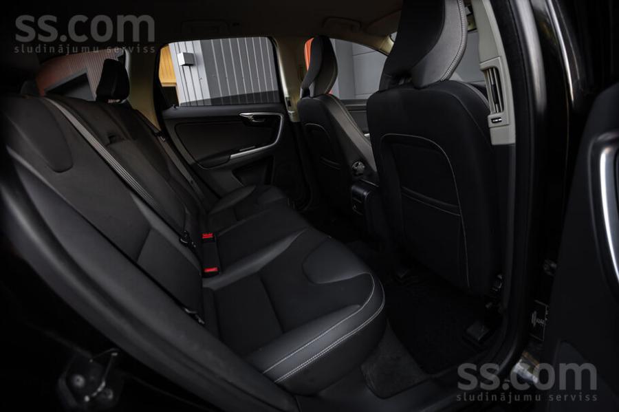 Black Volvo XC60 2013 in Jelgava, with an engine capacity of 2.40 L and mileage of 0 thousand km for 6400 €, photo 9 on AUTOMOTO.COM.LV