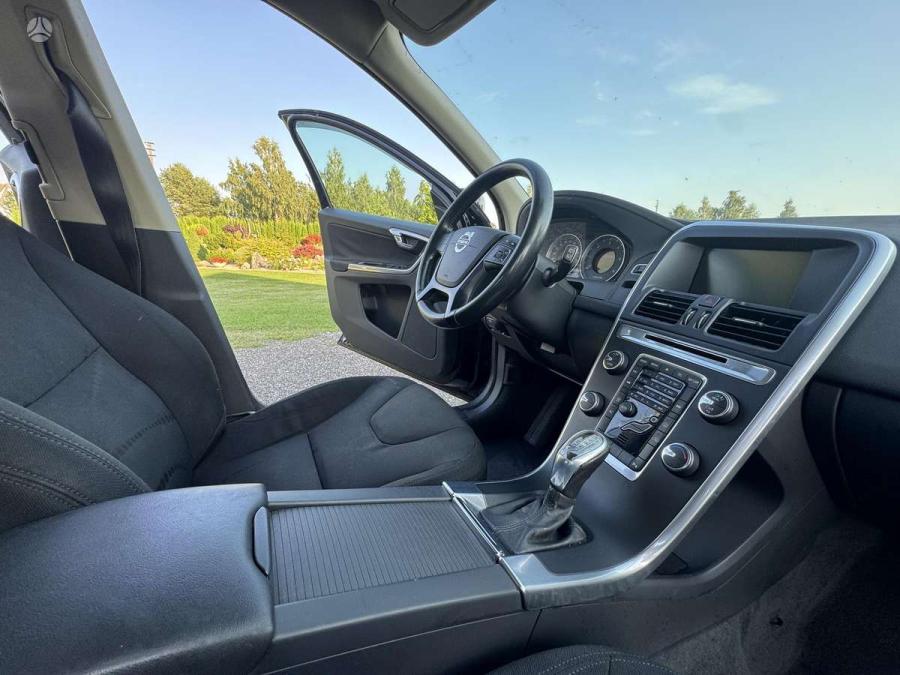 Black Volvo XC60 2013 in Alytus, with an engine capacity of 1.98 L and mileage of 219 thousand km for 9399 €, photo 7 on AUTOMOTO.COM.LV