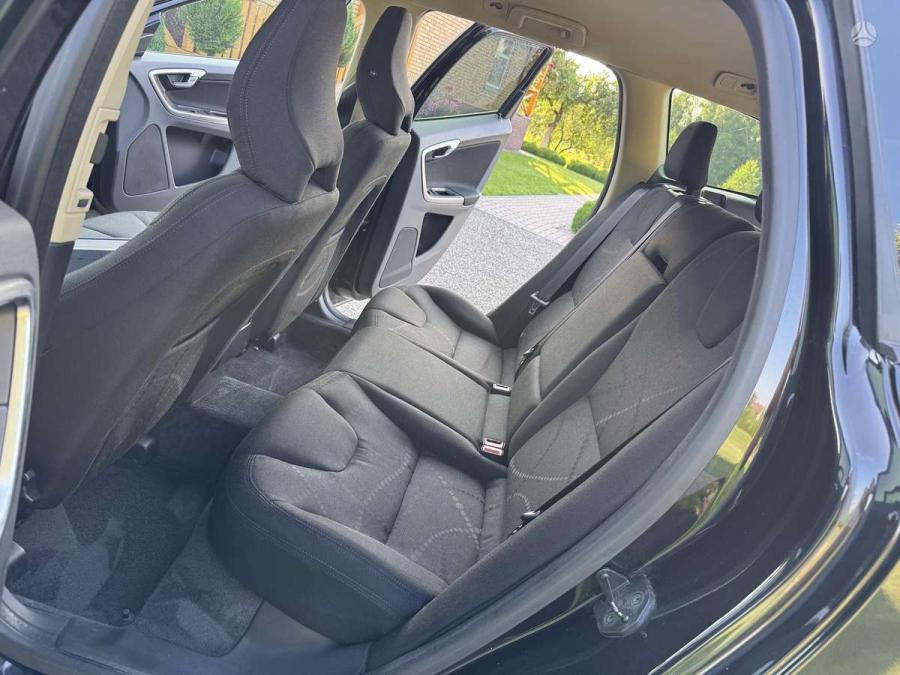 Black Volvo XC60 2013 in Alytus, with an engine capacity of 1.98 L and mileage of 219 thousand km for 9399 €, photo 9 on AUTOMOTO.COM.LV