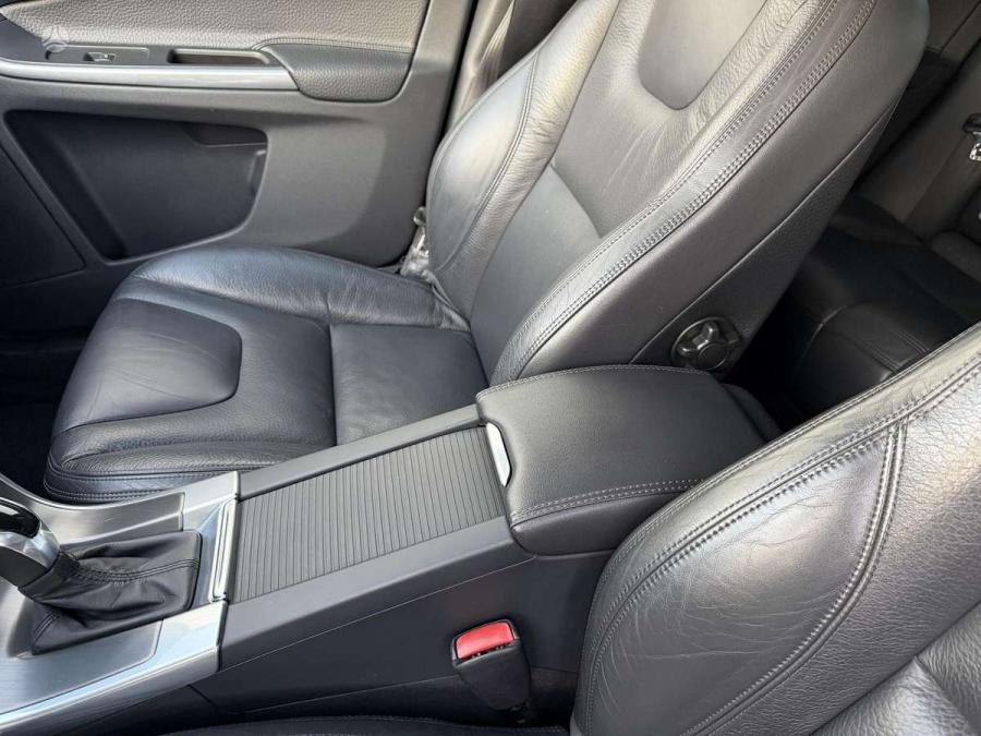 Melns Volvo XC60 2013 Utena, ar dzinēja tilpumu 2.40 L un nobraukumu 308 tūkst. km par 11950 €, foto 24 vietnē AUTOMOTO.COM.LV