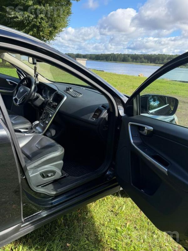 Black Volvo XC60 2013 in Riga, with an engine capacity of 2.40 L and mileage of 378 thousand km for 7300 €, photo 8 on AUTOMOTO.COM.LV