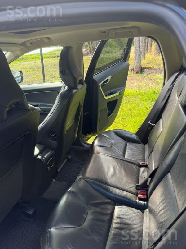 Black Volvo XC60 2013 in Riga, with an engine capacity of 2.40 L and mileage of 378 thousand km for 7300 €, photo 9 on AUTOMOTO.COM.LV