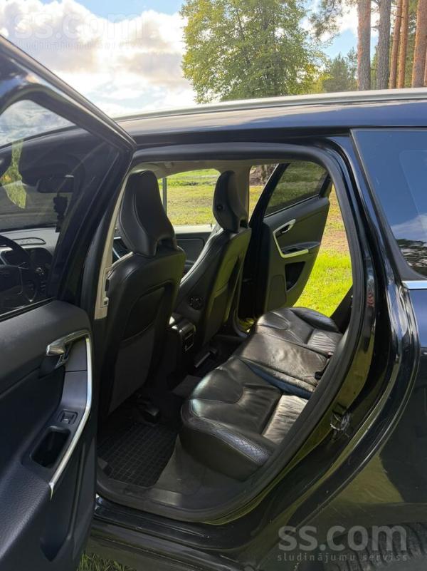 Black Volvo XC60 2013 in Riga, with an engine capacity of 2.40 L and mileage of 378 thousand km for 7300 €, photo 10 on AUTOMOTO.COM.LV