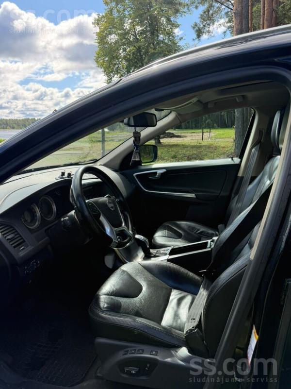 Black Volvo XC60 2013 in Riga, with an engine capacity of 2.40 L and mileage of 378 thousand km for 7300 €, photo 11 on AUTOMOTO.COM.LV
