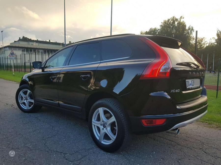 Black Volvo XC60 2013 in Pakruojis, with an engine capacity of 2.00 L and mileage of 206 thousand km for 10699 €, photo 7 on AUTOMOTO.COM.LV