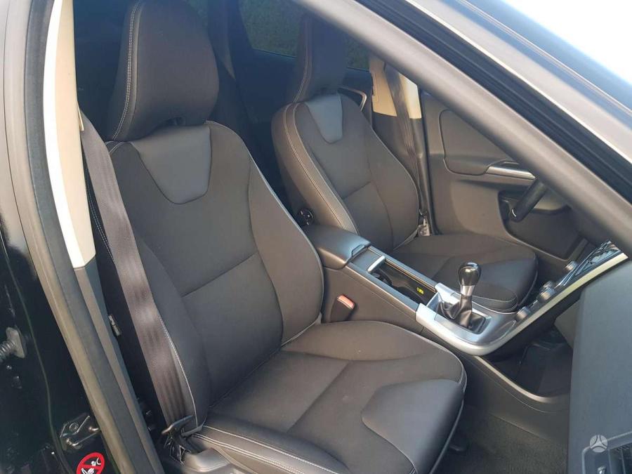 Black Volvo XC60 2013 in Pakruojis, with an engine capacity of 2.00 L and mileage of 206 thousand km for 10699 €, photo 18 on AUTOMOTO.COM.LV