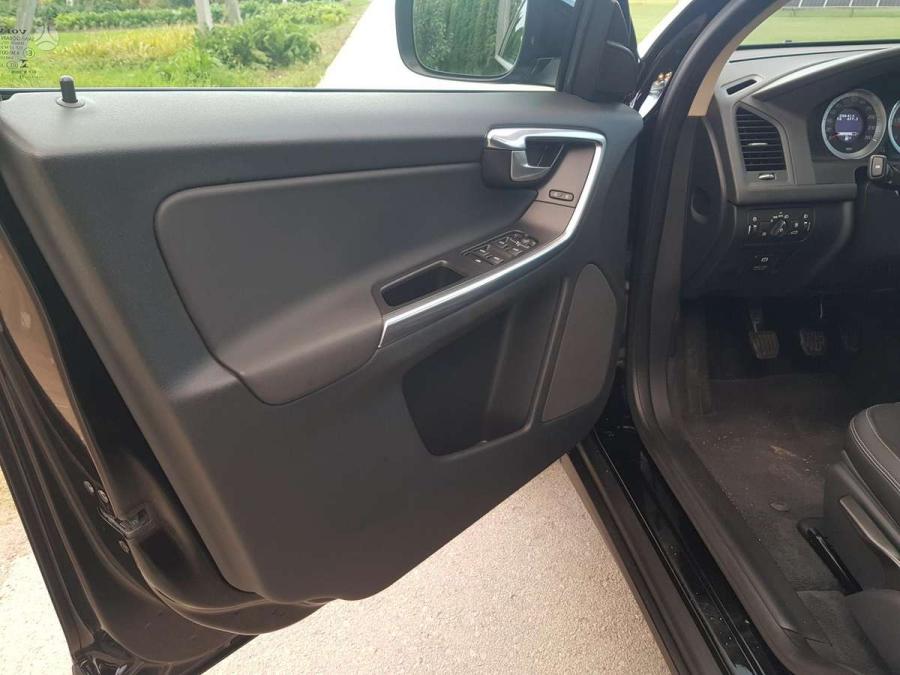 Black Volvo XC60 2013 in Pakruojis, with an engine capacity of 2.00 L and mileage of 206 thousand km for 10699 €, photo 20 on AUTOMOTO.COM.LV