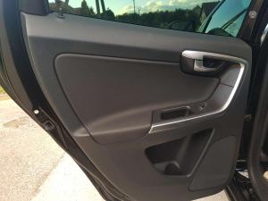 Black Volvo XC60 2013 in Pakruojis, with an engine capacity of 2.00 L and mileage of 206 thousand km for 10699 €, photo 21 on AUTOMOTO.COM.LV