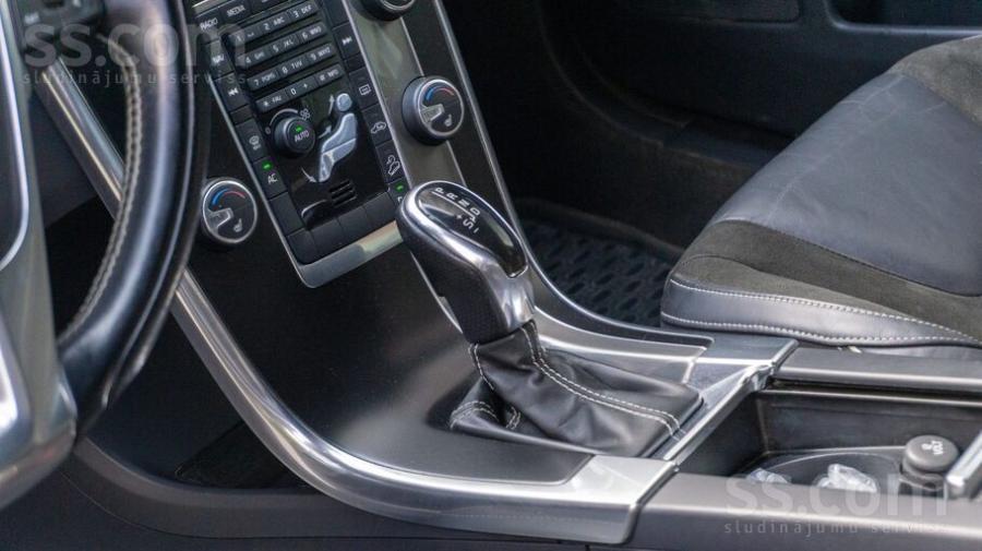 Melns Volvo XC60 2013 Rīga, ar dzinēja tilpumu 2.40 L un nobraukumu 338 tūkst. km par 10590 €, foto 15 vietnē AUTOMOTO.COM.LV