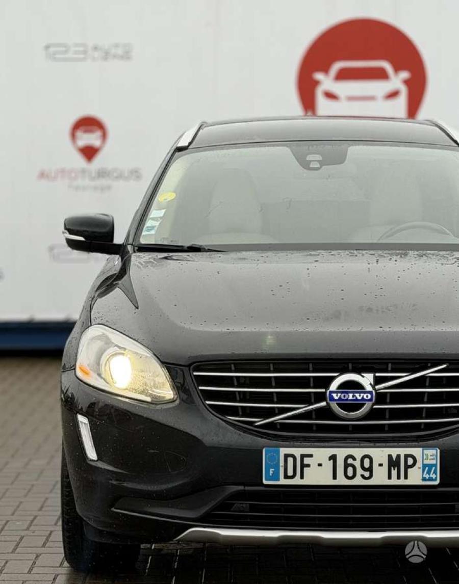 Black Volvo XC60 2014 in Taurage, with an engine capacity of 2.40 L and mileage of 173 thousand km for 12900 €, photo 4 on AUTOMOTO.COM.LV