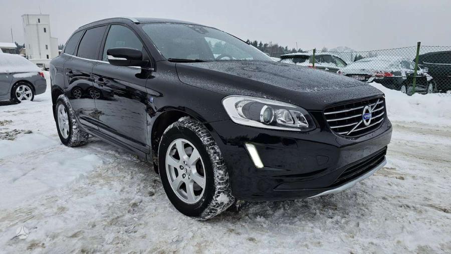 Black Volvo XC60 2014 in Utena, with an engine capacity of 2.40 L and mileage of 200 thousand km for 13650 €, photo 2 on AUTOMOTO.COM.LV