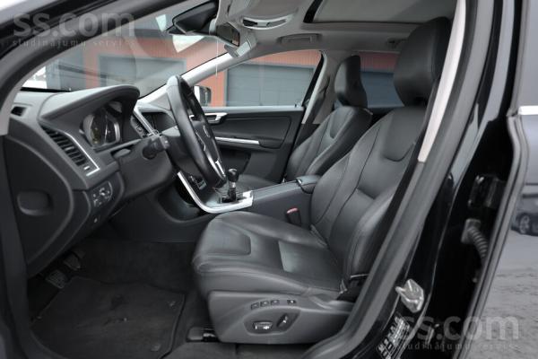 Black Volvo XC60 2014 in Jelgava, with an engine capacity of 2.40 L and mileage of 0 thousand km for 13750 €, photo 9 on AUTOMOTO.COM.LV