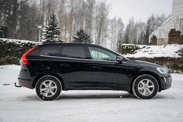 Black Volvo XC60 2014 in Elektrenai, with an engine capacity of 2.40 L and mileage of 300 thousand km for 11350 €, photo 4 on AUTOMOTO.COM.LV