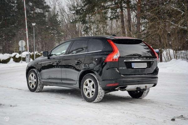 Black Volvo XC60 2014 in Elektrenai, with an engine capacity of 2.40 L and mileage of 300 thousand km for 11350 €, photo 7 on AUTOMOTO.COM.LV