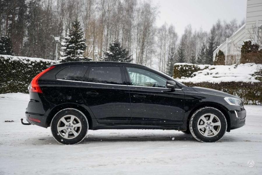 Black Volvo XC60 2014 in Elektrenai, with an engine capacity of 2.40 L and mileage of 300 thousand km for 11350 €, photo 4 on AUTOMOTO.COM.LV