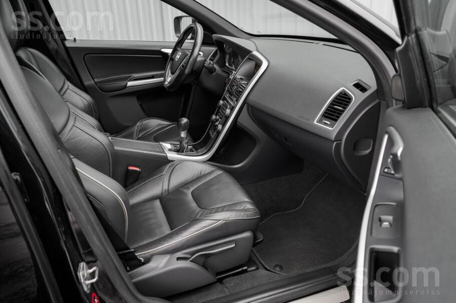 Melns Volvo XC60 2014 Ogre, ar dzinēja tilpumu 2.00 L un nobraukumu 188 tūkst. km par 14500 €, foto 10 vietnē AUTOMOTO.COM.LV